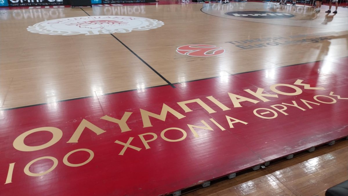 Το επετειακό σήμα των 100 χρόνων του Ολυμπιακό στο κέντρο του ΣΕΦ - www ...