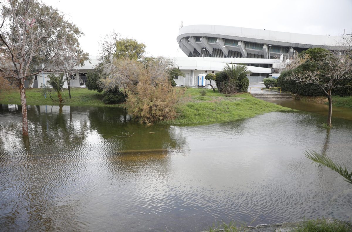 Η κακοκαιρία μετέτρεψε τον περιβάλλοντα χώρο του ΣΕΦ σε... λίμνη ...