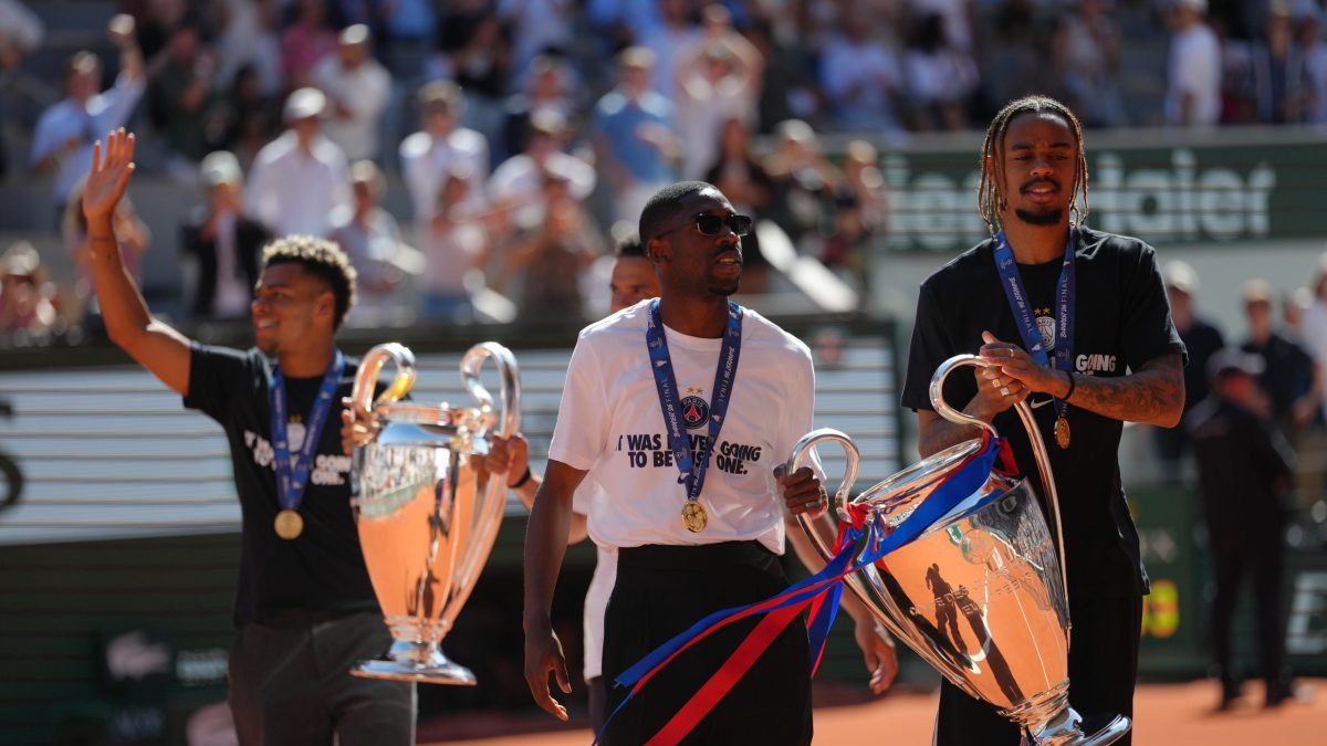 Οι παίκτες της Παρί πανηγύρισαν τα δύο Champions League με το κοινό του ...